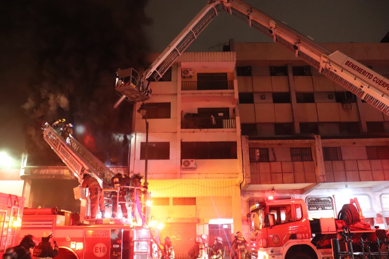 Voraz incendio consume un edificio en la Bahia de Guayaquil ECUATEPI ...